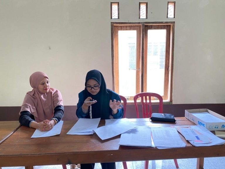 Guna Kepentingan Penulisan Sejarah Lokal, Tim II KKN UNDIP Lakukan Pelatihan Digitalisasi Arsip ...