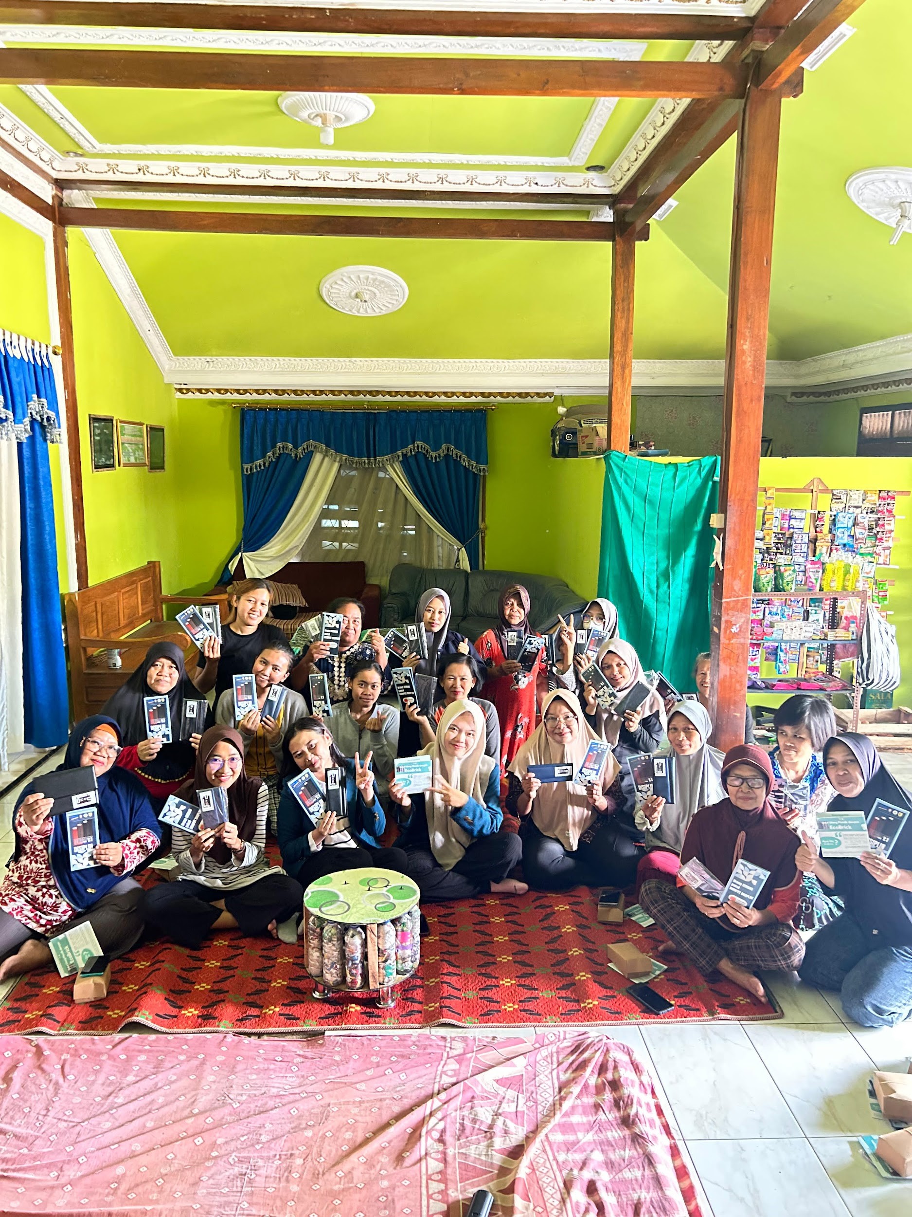 Mahasiswa KKN UNDIP Edukasi Warga Desa Kerjo Kidul tentang Pembuatan dan Pemanfaatan Ecobrick ...