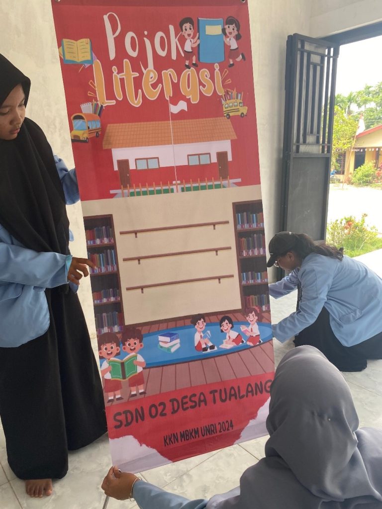 Mahasiswa KKN MBKM UNRI Serahkan Buku ke "Pojok Baca Merdeka" di Desa ...