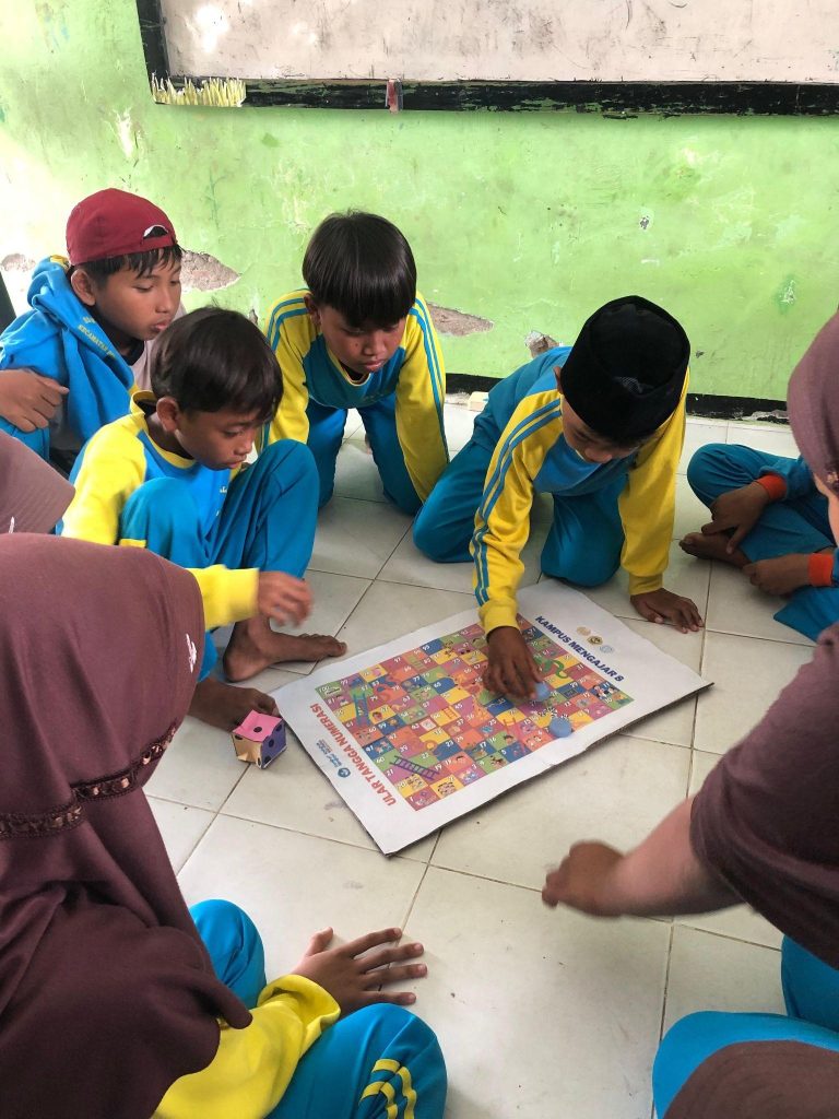 Inovasi Kampus Mengajar 8: Ular Tangga Jadi Solusi Tingkatkan Kemampuan ...