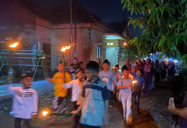 Tradisi Pawai Obor di Sragi: Merawat Warisan Budaya dan Menyatukan ...