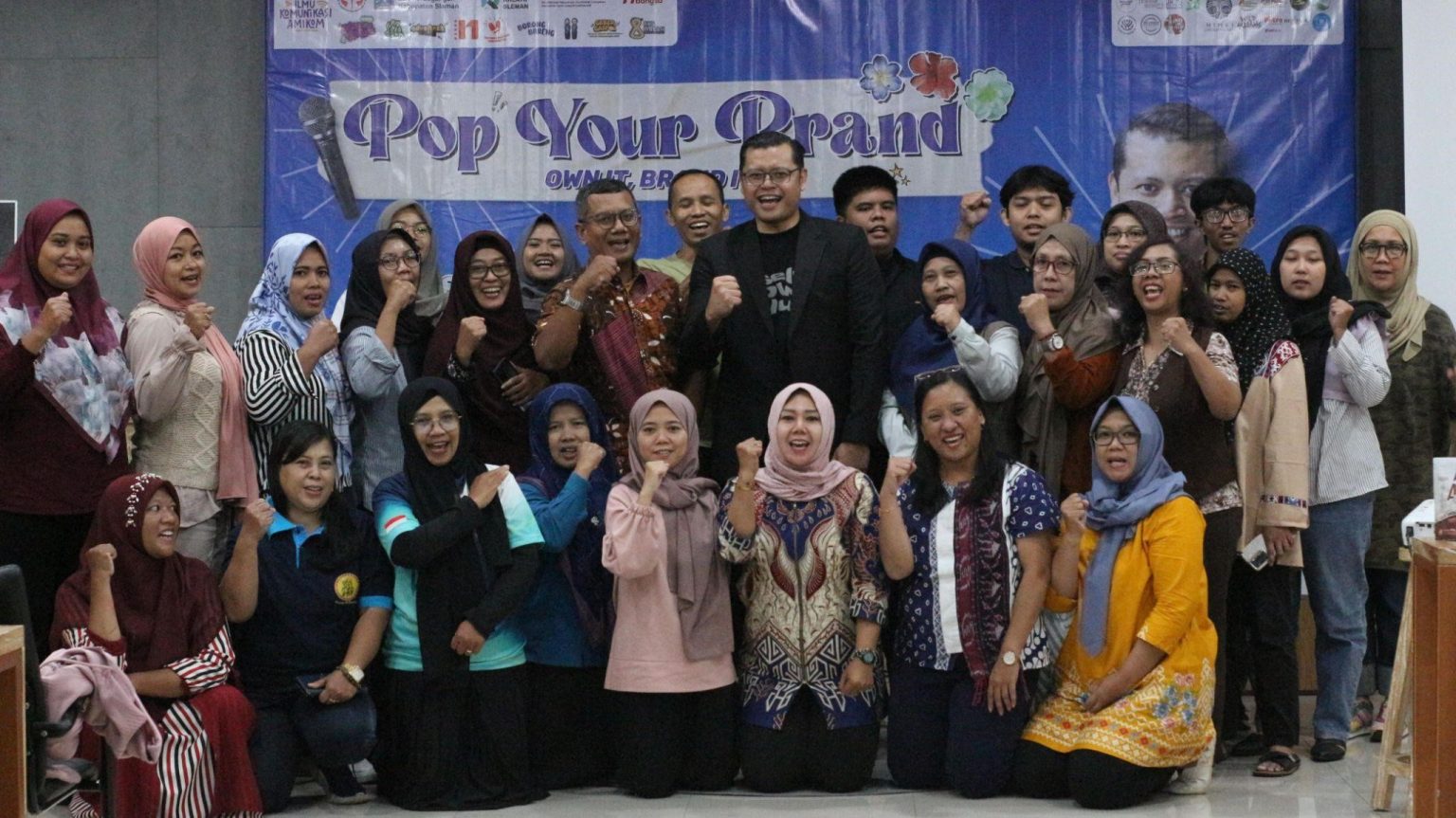 Sinergi Mahasiswa Amikom, Dekranasda, dan RKS Sleman Perkuat Branding UMKM Lewat Workshop "Pop ...